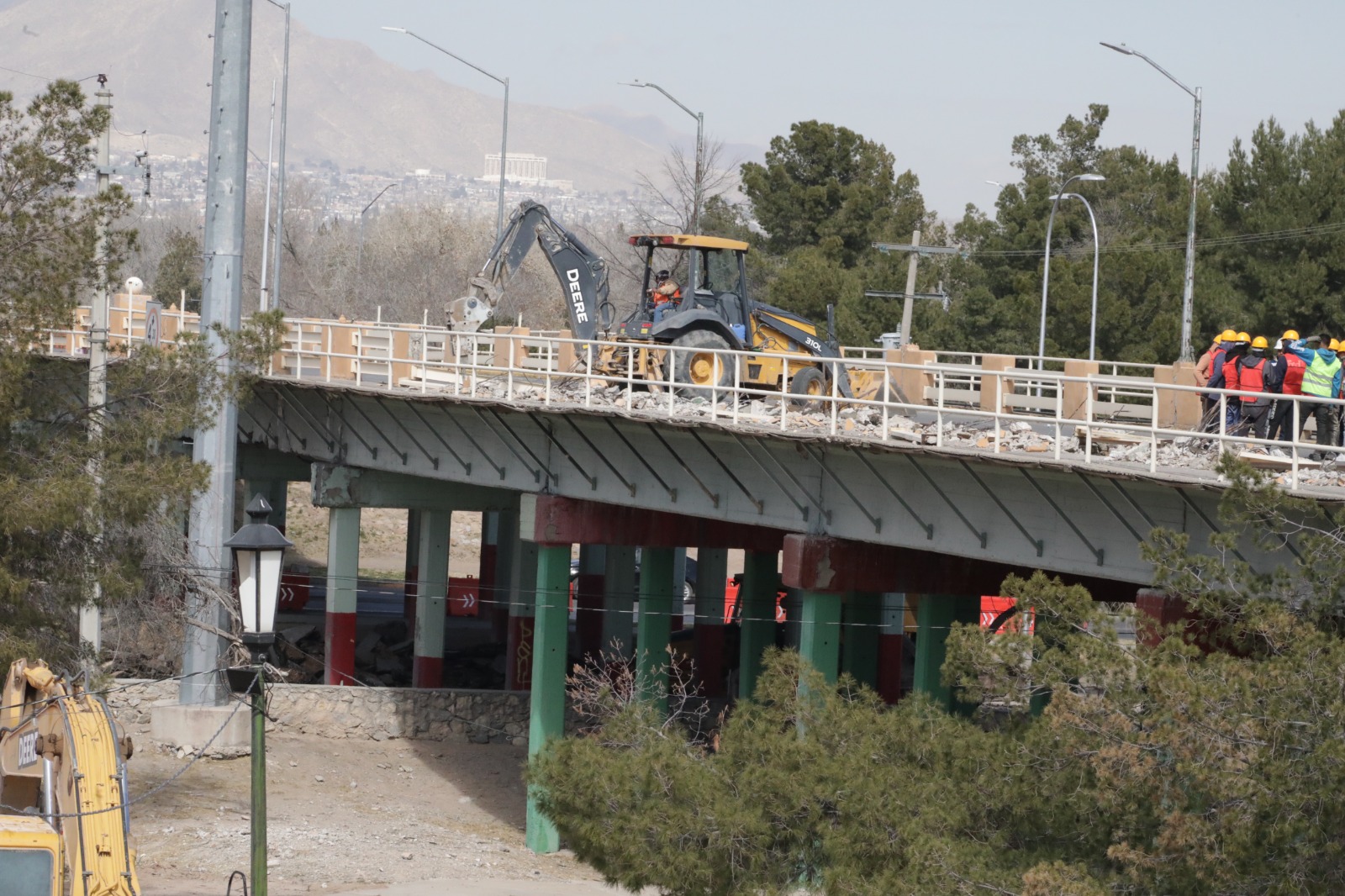 Demuele Obras Públicas parapeto y asfalto del Puente "Carlos Villareal ...